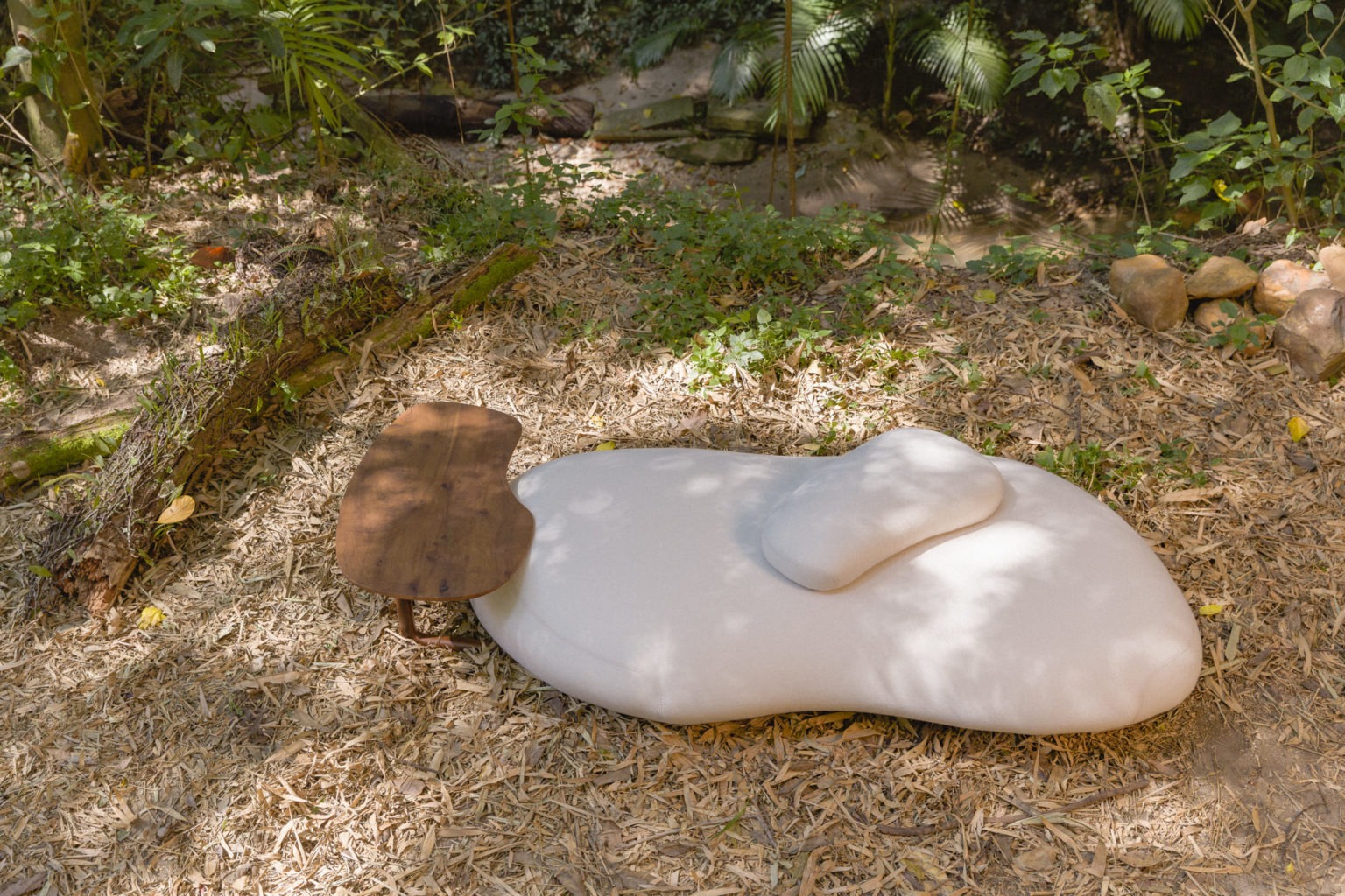 Sofá Pebble sem encosto - Estúdio Daniel Coutinho